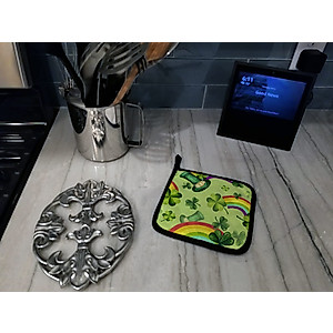 Caroline's Treasures BB7560PTHD Watercolor St Patrick's Day Lucky Leprechan Pair of Pot Holders Kitchen Heat Resistant Pot Holders Sets Oven Hot Pads for Cooking Baking BBQ, 7 1/2 x 7 1/2