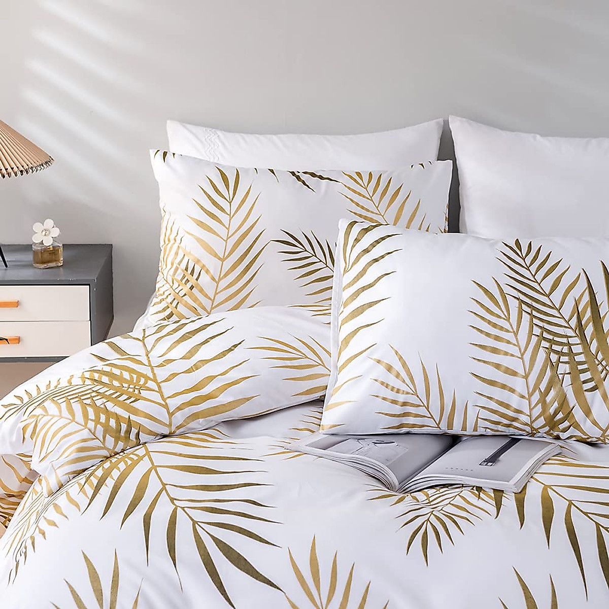 Nayoroom Gold Leaf Duvet Cover Queen Size Tropical Botanical Leaves Printed on White Bedding Set Soft Lightweight Microfiber Garden Farmhouse Comforter Covers with Zipper Closure Corner Ties