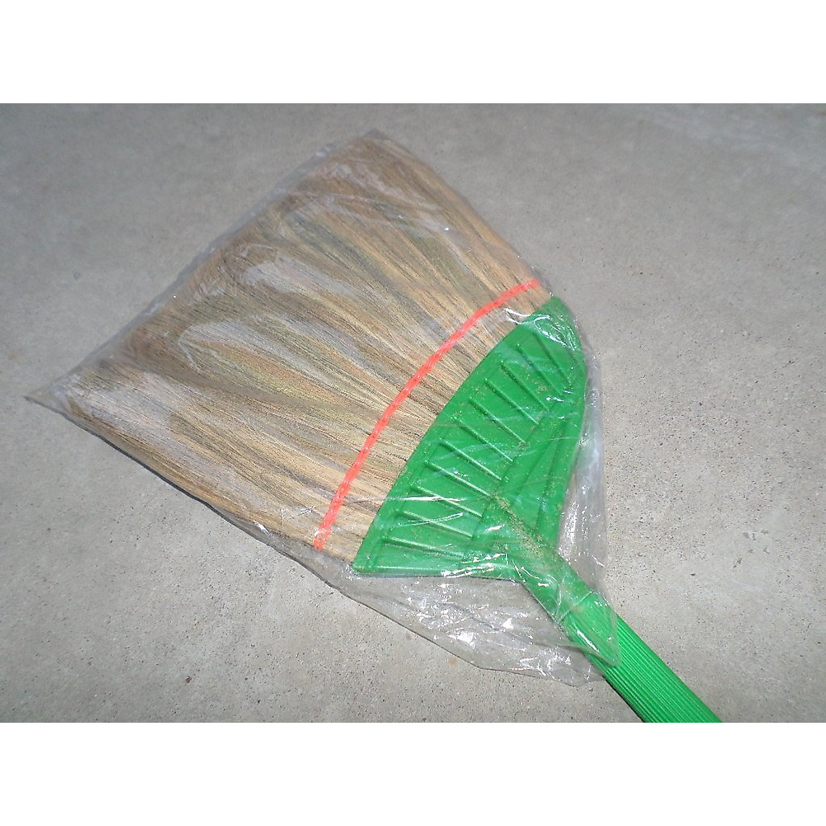 Vietnamese Soft Fan Straw Broom with Green Plastic Tube Handle (chổi lúa) 41 inch