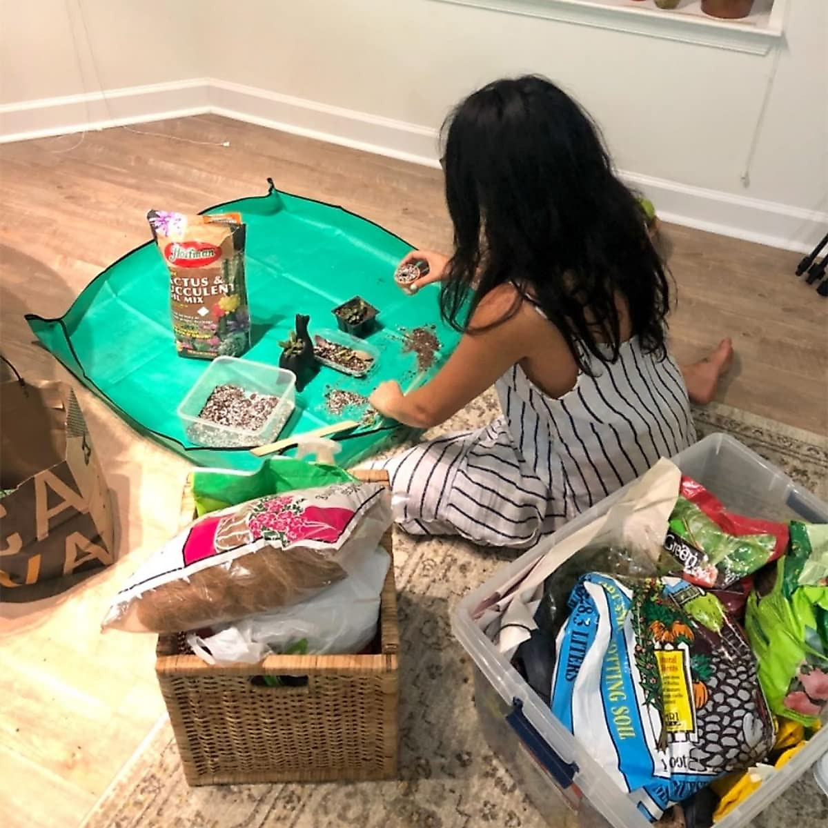 Ymeibe Indoor Plant Re-Potting Mat Thicken PE Portable and Foldable Gardening Mat Water-Resistant and Leak-Proof Potting Tarp, 39x39 inch (Green)