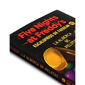 Five Nights at Freddy's. La alberca de pelotas/ Into the Pit (ESCALOFRÍOS DE FAZBEAR) (Spanish Edition)