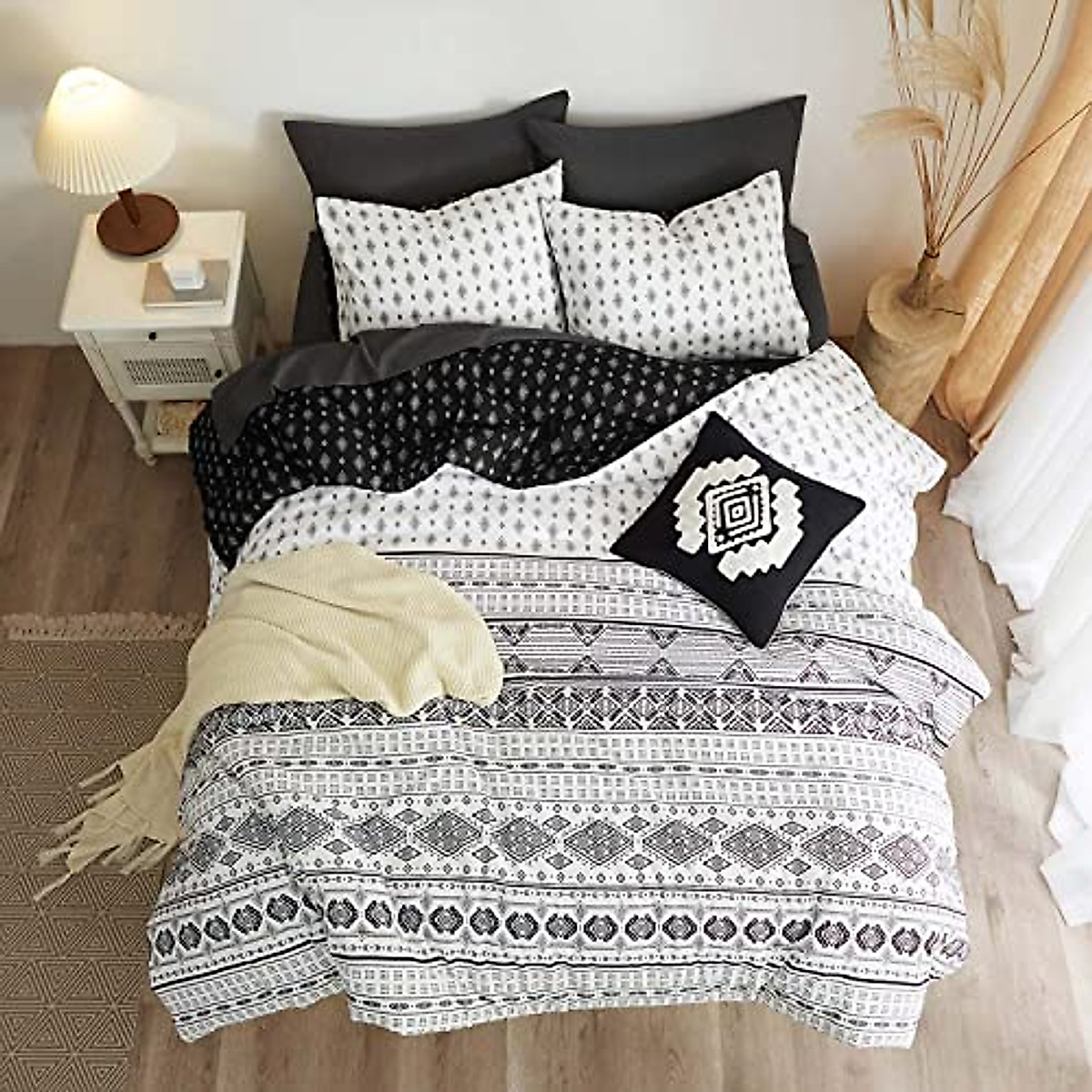 Geniospin Boho Queen Comforter Set, Boho Bed in a Bag 8-Pieces Bedding Set, Reversible Aztec Pattern, Design with Soft Microfiber, Lightweight, Warm and Breathable (White and Black, 90x90 Inches)
