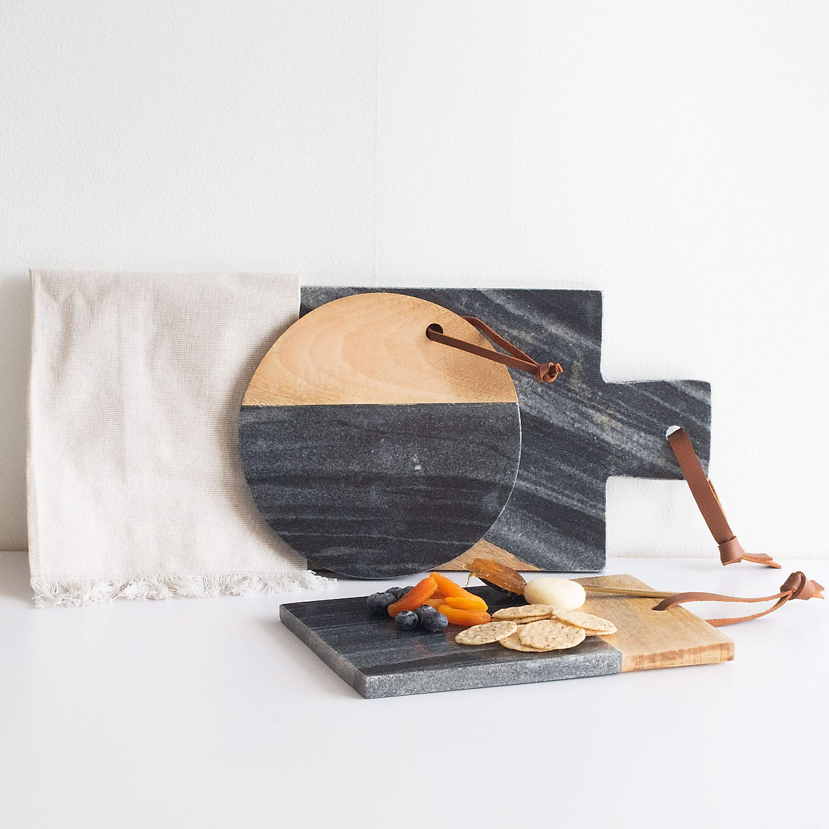 Foreside Home & Garden Small Black Square Marble and Wood Kitchen Serving Cutting Board