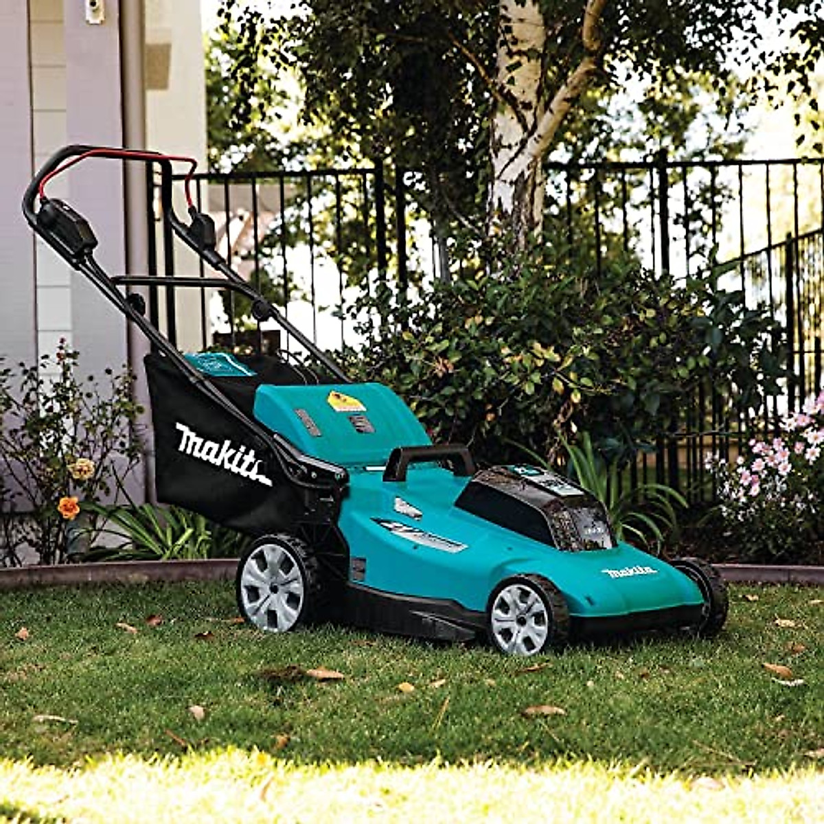 Makita XML10CT1 36V (18V X2) LXT® 21" Lawn Mower Kit with 4 Batteries (5.0Ah)