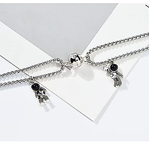 MAJORWARAP 2PCS Magnetic Couple Necklace for Him Her Matching Astronaut Heart Pendant Astronaut Heart Pendant Friendship Spaceman Necklaces Relationship Attraction Jewelry