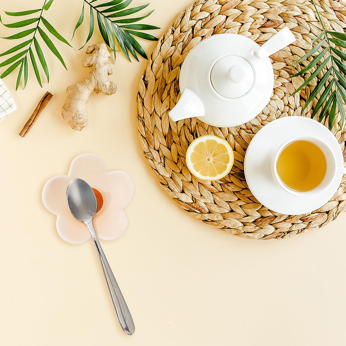 Whaline 4Pcs Flower Coffee Spoon Rest Groovy Retro Flower Ceramic Teaspoon Holder Boho Daisy Sauce Dishes Dipping Bowl Floral Ring Dish for Groovy Retro Boho Party Kitchen Office Home Decor