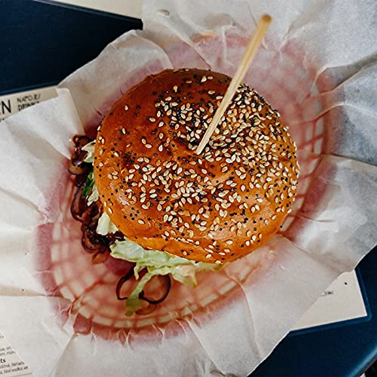 Kingrol 30 Red Oval Fast Food Baskets w/ 250 Checkered Deli Liners, 8.9 x 5.6 x 1.5 Inch Plastic Platter, Storage Basket Bin for Home, Office, School, Picnic