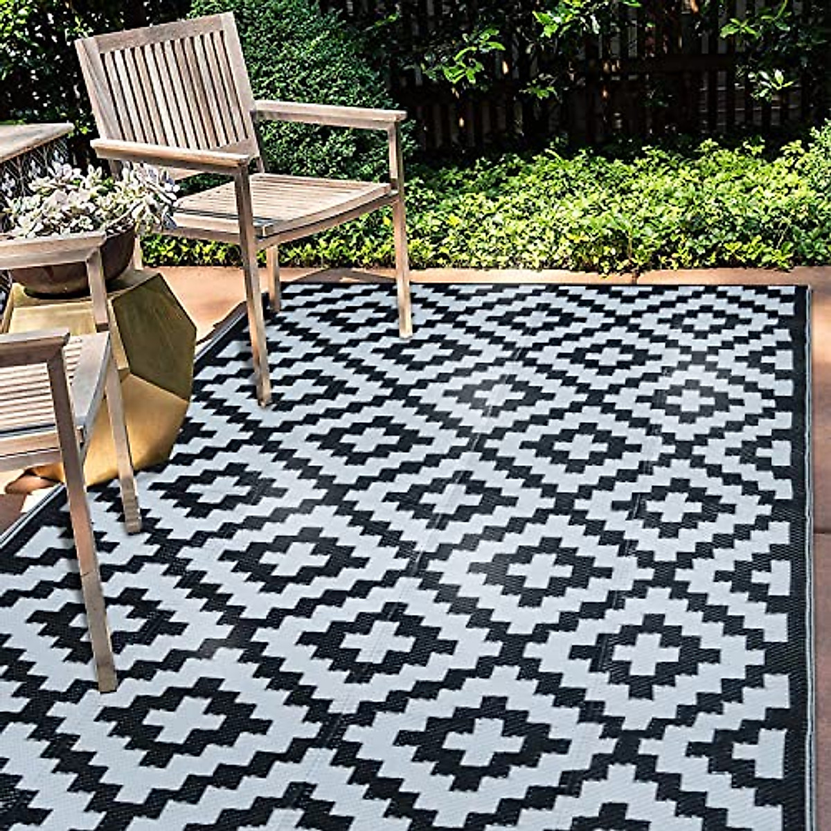 NFECO Reversible Rugs Plastic Rug Outdoor Rug Lightweight Outside Mats with Carrying Bag Modern Outdoor Rug for Patio Portable Mats for RV Backyard Deck Picnic Beach(5x7, Black&White)