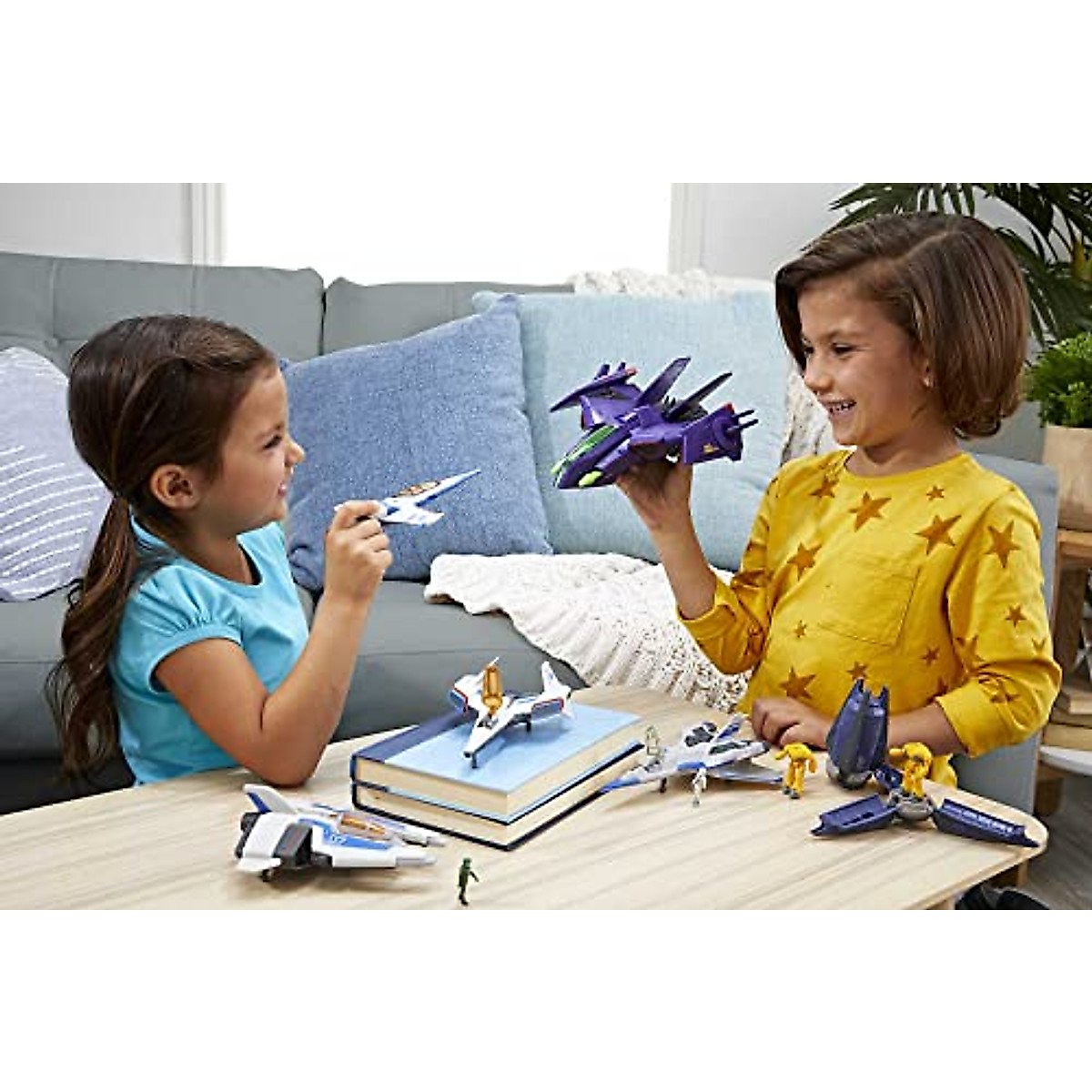 Mattel Lightyear Toys Hyperspeed Series Zurg Fighter Ship 9.25 Inches Long Authentic Detail, with Zurg Figure 2.25 Inches Tall, Fan Gift Ages 4 Years & Up