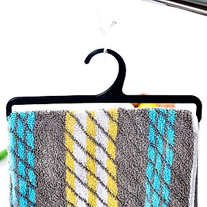 WellieSTR (Pack of 50 Plastic Hangers,Towel/Scarf/Legging Hangers, 17.5cm/6.9" - Black