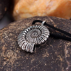 Tgirls Boho Conch Shell Necklace Chain Seashell Pendant Necklace Vintage Leather Suede Choker Necklaces for Women (Silver)