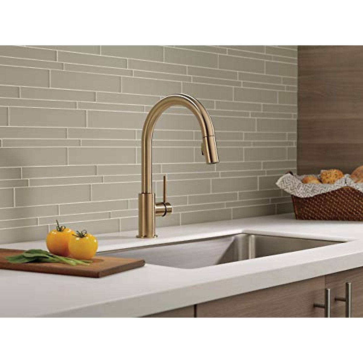 Delta Faucet Trinsic Gold Kitchen Faucet, Kitchen Faucets with Pull Down Sprayer, Sink Faucet with Magnetic Docking Spray Head, Champagne Bronze 9159-CZ-DST