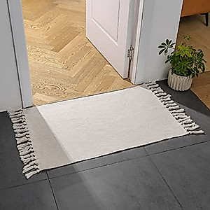 JE JOUE Boho Bathroom Rug 2'x3'，Hand Woven Tassel Solid Color Area Rug, Washable Bedroom Runner mat for Laundry Kitchen Outdoor Bathroom Dorm entryway
