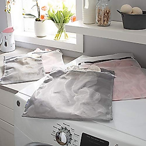 Woolite 4 Pack Active wear Wash Bag Set | Set includes 2 Large Bags and 2 Medium Bags | Protect Clothing | Laundry Accessories | Assorted Colors