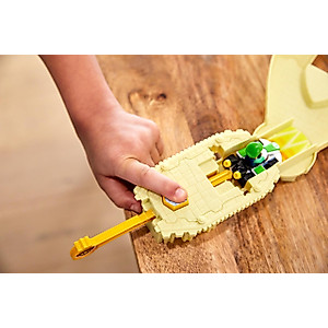Hot Wheels Mario Kart Track Set & Toy Car, Thowmp Ruins Playset with Luigi Kart Vehicle & Pull-Back Launcher