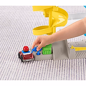 Fisher-Price Little People Toddler Toy Helpful Neighbor’S Garage Playset with Spiral Ramp and 2 Wheelies Cars for Ages 18+ Months