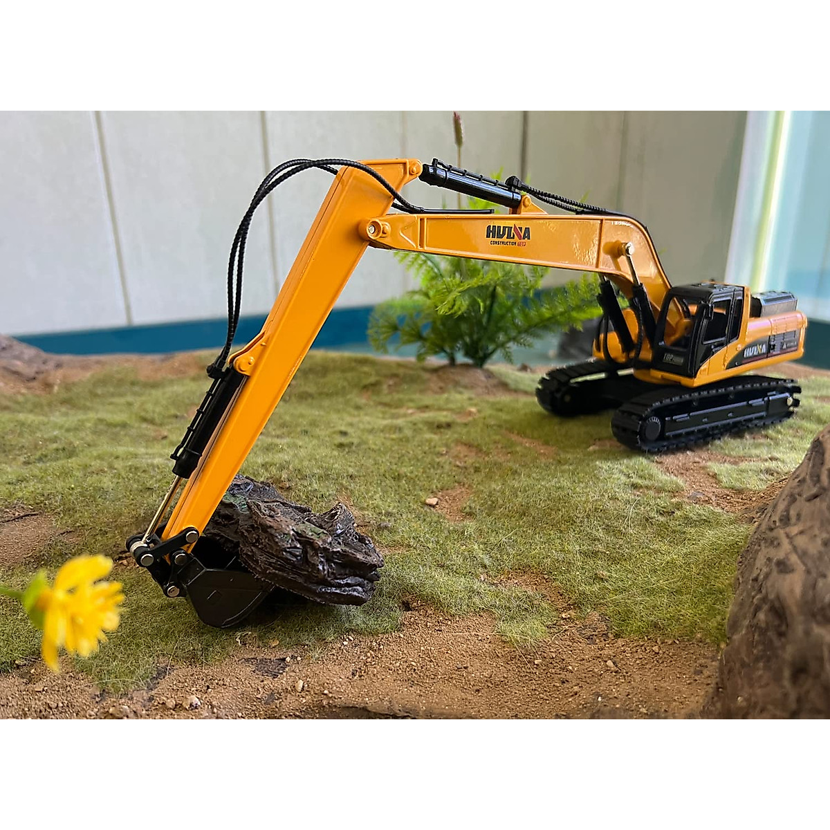 Gemini&Genius Long Reach Excavator Toy for Kids, Heavy Duty Construction Vehicle Digger Toys, 360-degree Rotatable Driver's Compartment, Multi-Jointed Movable Tracked Vehicle for Kids Gift (Yellow)