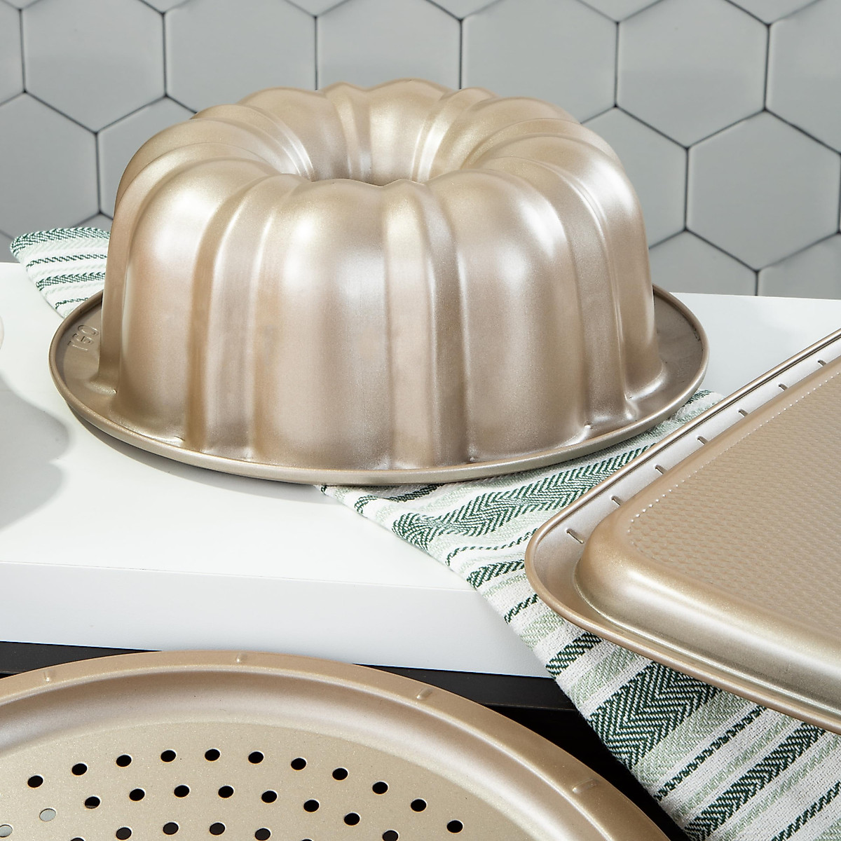 Berghoff Balance Nonstick Fluted/Bundt/Tube Cake Pan 10.25" x 10.25" x 4", Lightweight Carbon Steel, Ferno-Green, Non-toxic Coating Bakeware, Quick Release, Oven Safe Up To 450°F
