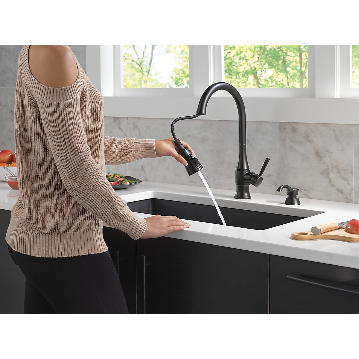 Delta Faucet Hazelwood Black Kitchen Faucet with Soap Dispenser, Kitchen Faucets with Pull Down Sprayer, Kitchen Sink Faucet with Magnetic Docking Spray Head, Matte Black 19831Z-BLSD-DST