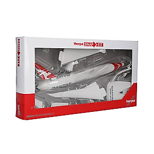 Herpa Snap-fit Airplane Model Boeing 787-9 Dreamliner Qantas on Scale of 1:200, Plastic Miniature with pedastal, Model Building, Collectors Edition