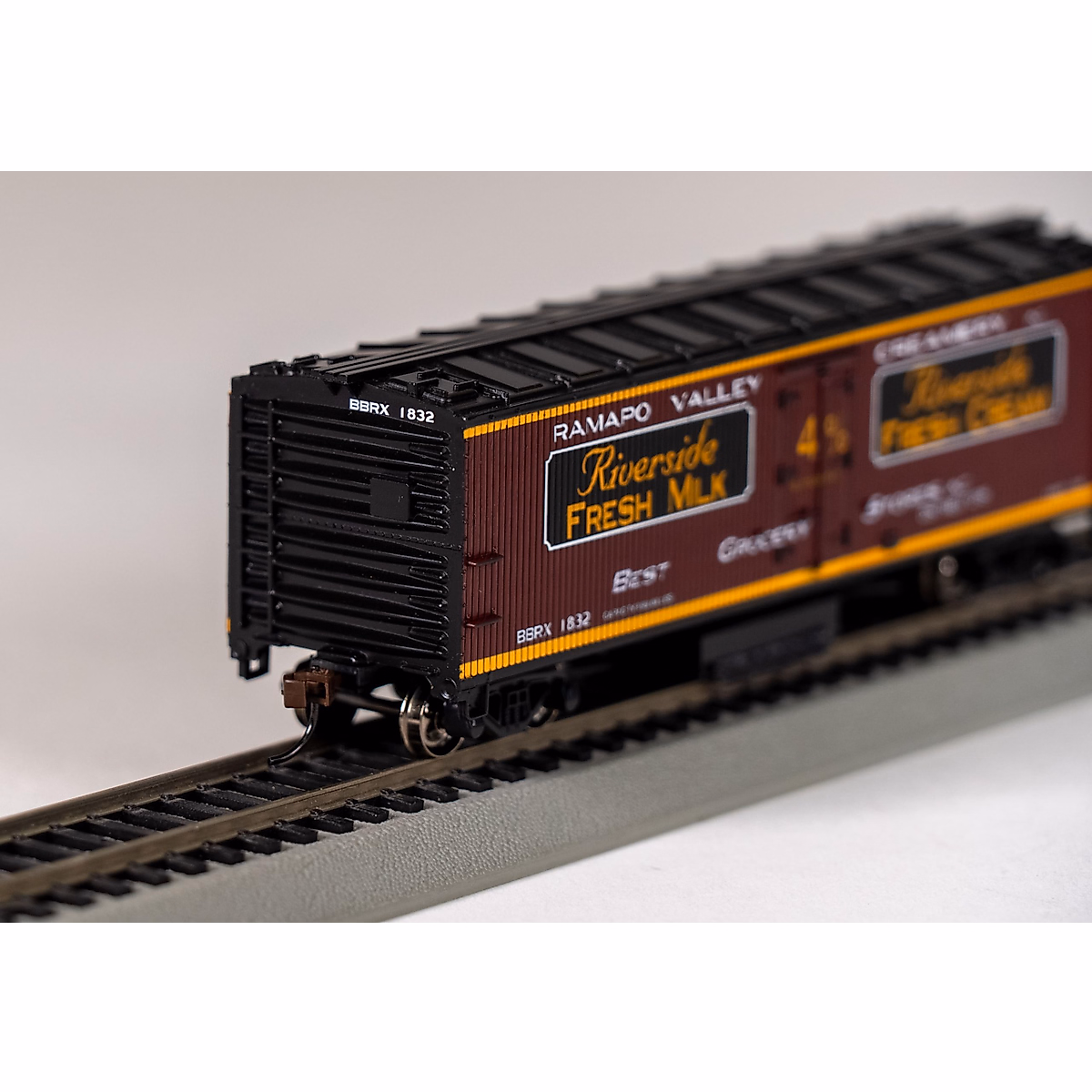 Bachmann Trains - Track Cleaning Reefer - RAMAPO VALLEY, Prototypical Brown (16333)