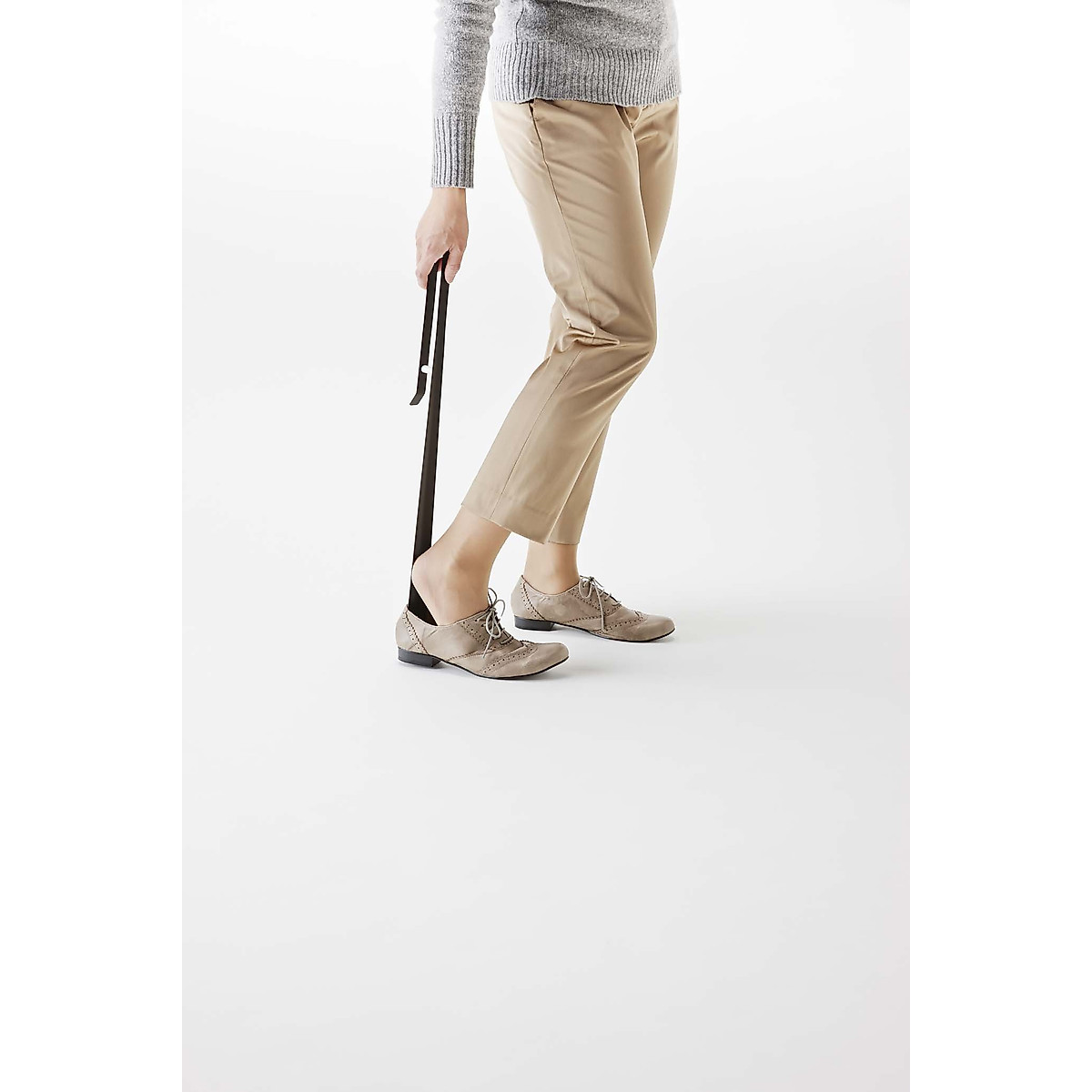 YAMAZAKI Home Tower Extra Long Metal Shoe Horn with Handle - 22.4 Inches - Steel