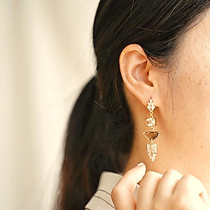 Vintage Flapper Art Deco Bridal Dangle Drop Earrings - Geometric Champagne Gold Chandelier Design, Perfect for 1920s Inspired Wedding，Bridal，Bridesmaid, and Prom