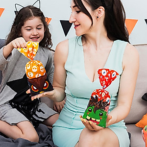 BLEWINDZ 150Pcs Halloween Cellophane Treat Bags, Small Halloween Goodie Bags Plastic Cellophane Bags for Kids Adults Halloween Party Favors