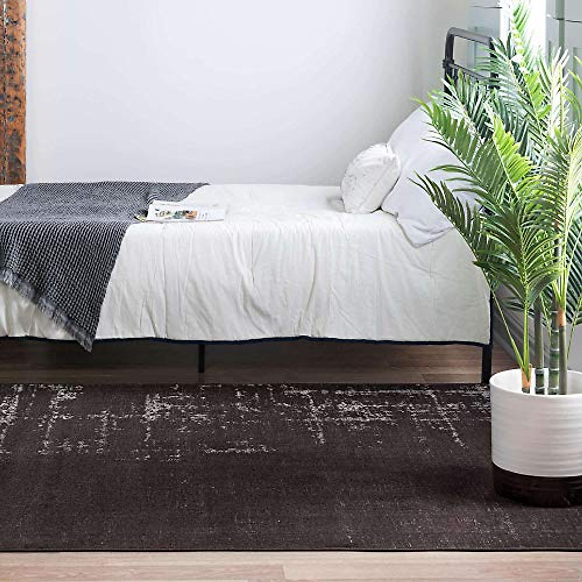 Rugs.com Valencia Collection Area Rug – 4' x 6' Charcoal Low Rug Perfect for Entryways, Kitchens, Breakfast Nooks, Accent Pieces