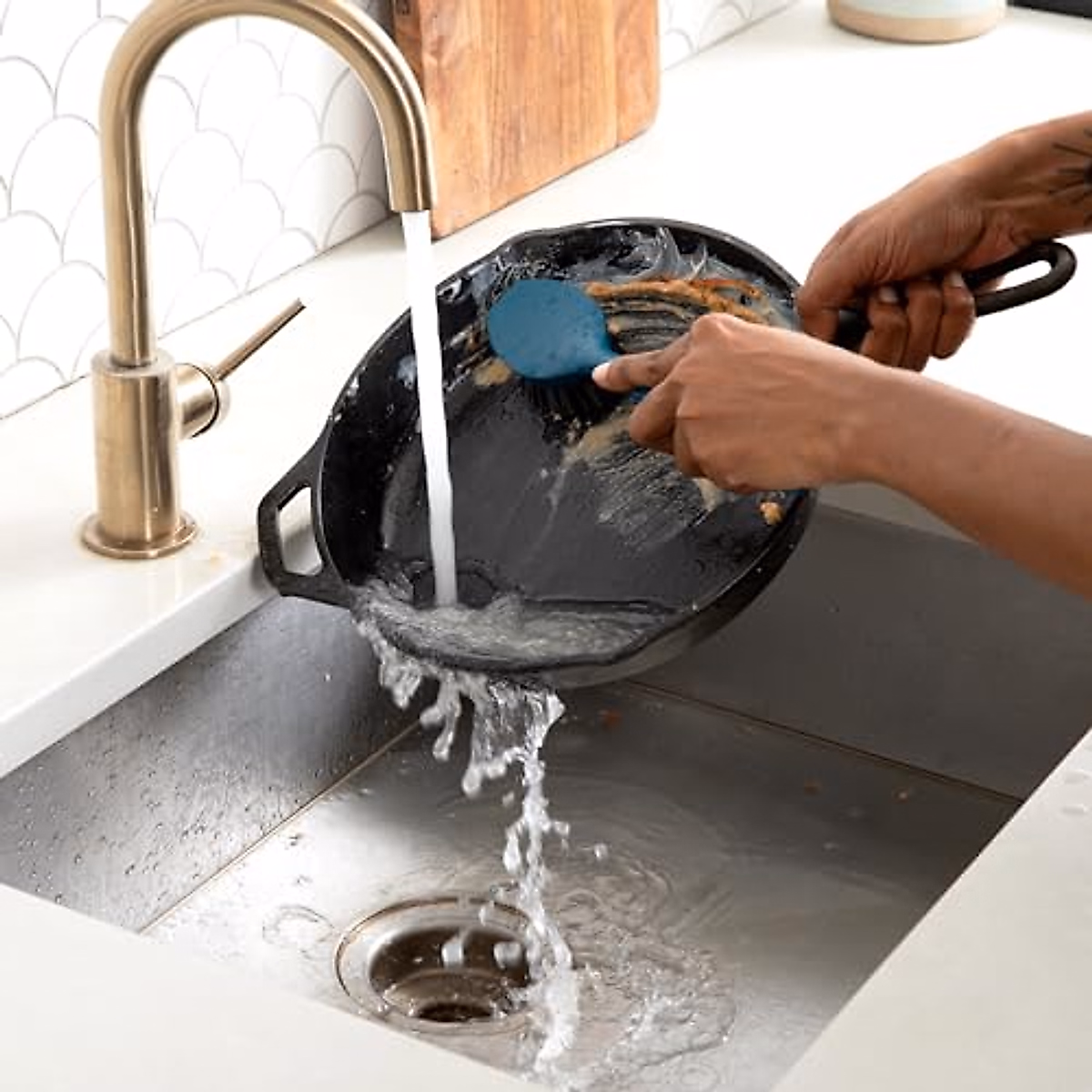 Full Circle Clean Ocean Heavy Duty Dish Brush, Cast Iron Brush with Handle, Tough Bristles, Ergonomic Grip, Long Handle, Built-in Scraper. Made Out of 100% Recycled Fishing Nets. Dishwasher Safe