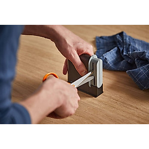 Fiskars 1005137 Scissors Sharpener, 3.5 x 10.2 x 9.8 cm, Orange