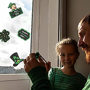 St Patrick's Day Door Banner Decoration Hanging Welcome Signs Door Banner Green Shamrock Car Hat Leprechaun Hanging Door Decor Happy St Patrick's Home Decor Paper Banner for Home Outdoor Indoor