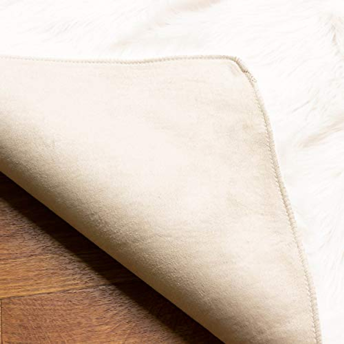 Super Area Rugs Ultra Soft & Fluffy Faux Fur Sheepskin Rug, White 4 x 6 Feet Silky Fluffy Machine Washable Carpet for Bedrooms, Living Room and Hallways