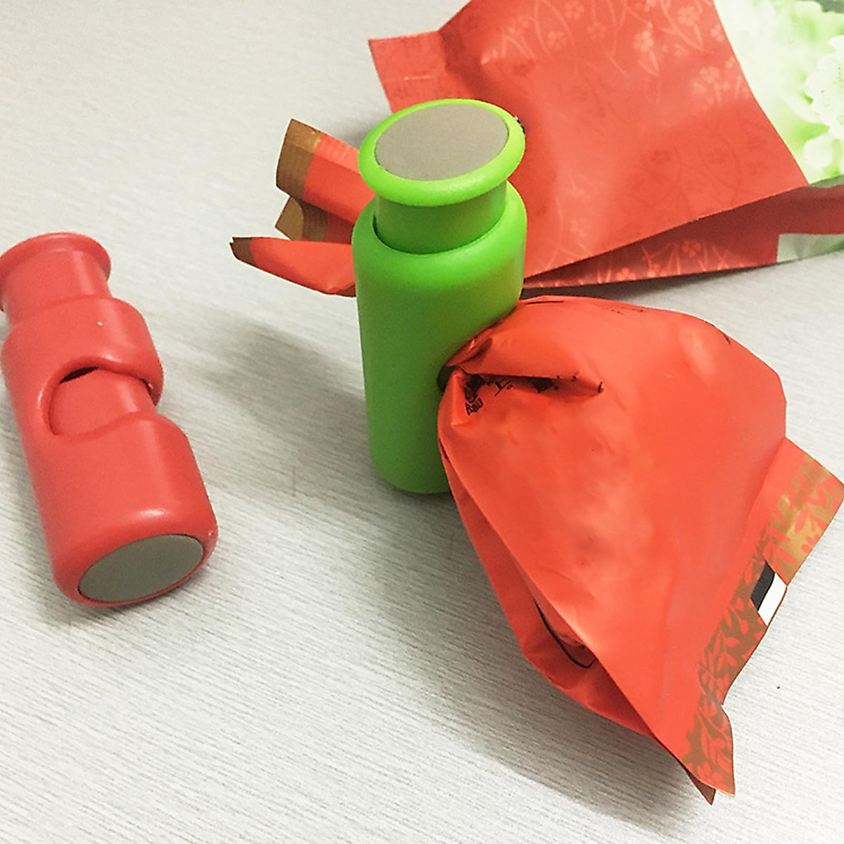 Mitoydoe Squeeze and Lock Bread Bag Clips, 1 Pack, Bread Clips Resuable, Bag Clips for Food Storage, Sturdy Bread Cilp, Heavy Plastic, Handy Bag Cinch, Easy to Use with Bread Bag Closures Red