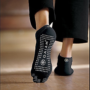 Gaiam Yoga Socks - Grippy Non Slip Sticky Toe Grip Accessories for Women & Men - Hot Yoga, Barre, Pilates, Ballet, Dance, Home - Grey, Small/Medium