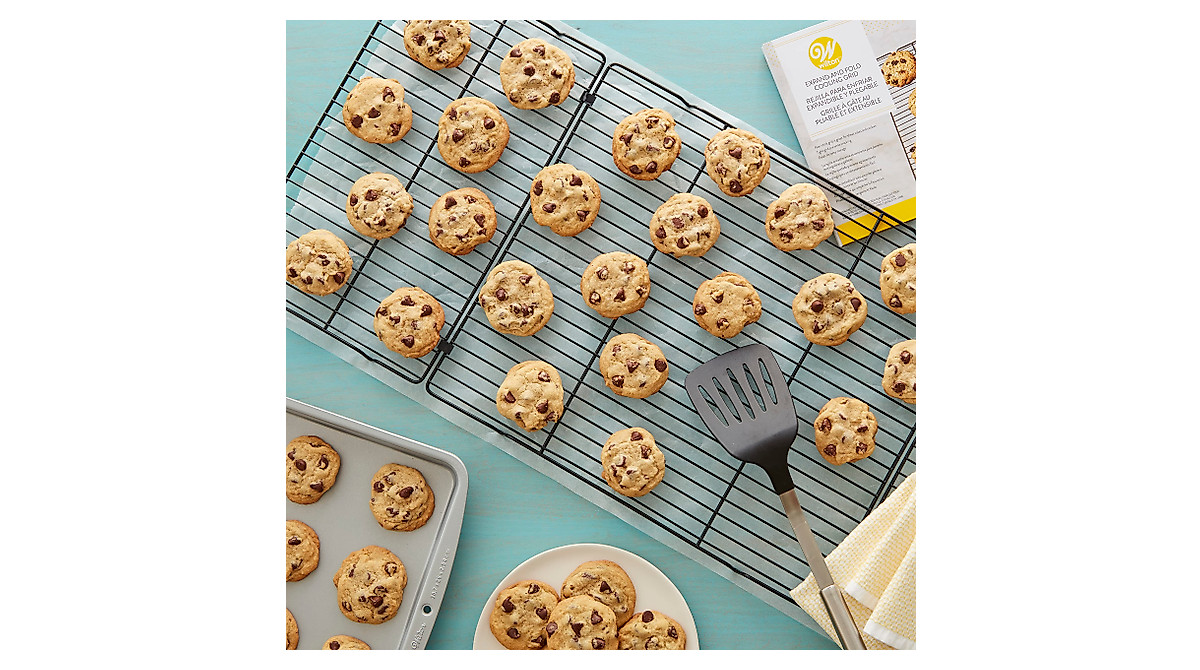 Wilton Expand & Fold Non-Stick Cooling Rack – Large Baking Flexibility