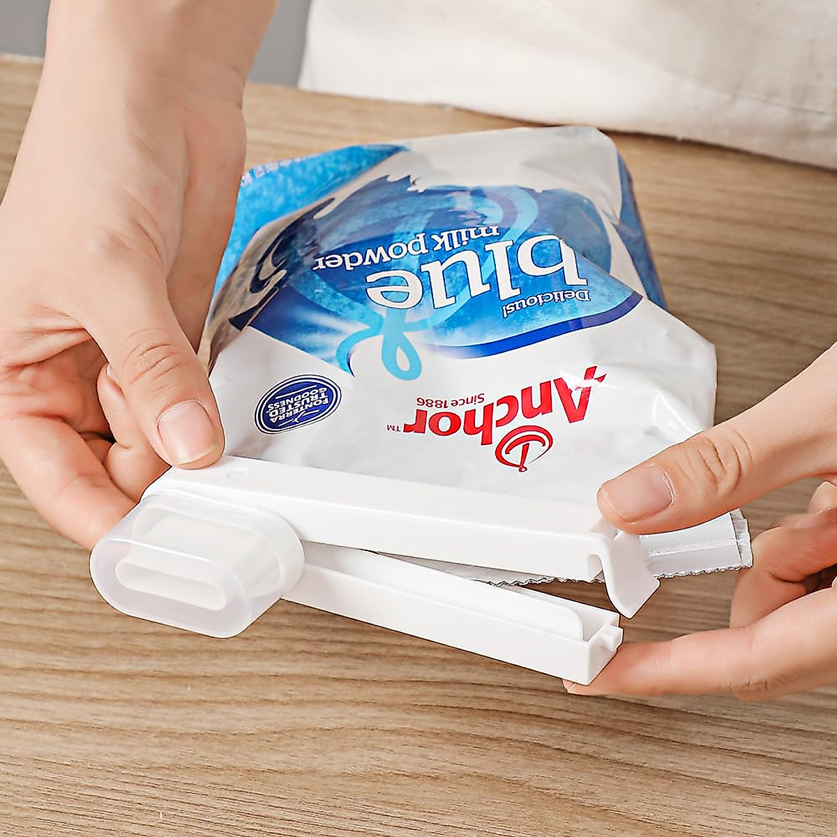 Yvey Food Clip Set, 2 Sizes, Flip-Up Chip Bag Clips for Airtight Food Storage, Durable Plastic Sealing Clips (Square)