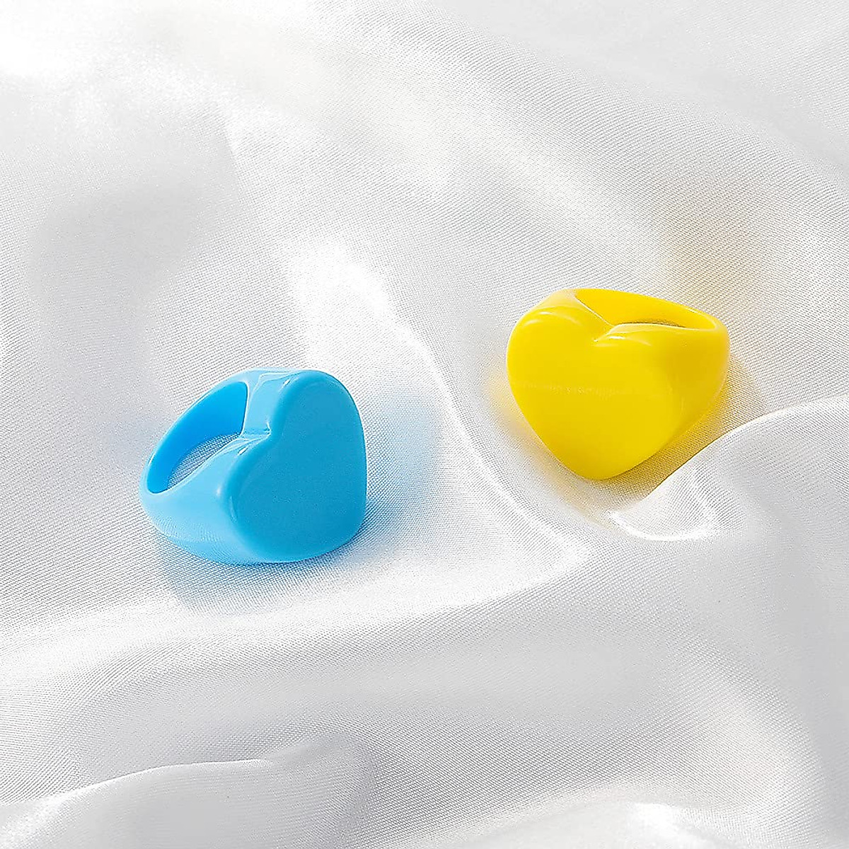 XUN Zhe 3Pcs Colorful Resin Heart Chuncky Rings Set,Cute Love Heart Shaped Acrylic Finger Rings Bands Jewelry for Women Teen Girls Party Accessories (Green Blue Pink)