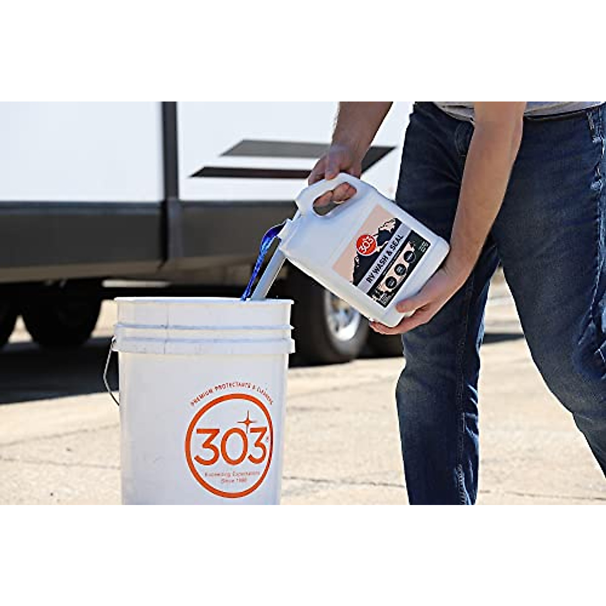 303 Products RV Wash & Seal - Clean, Streak-Free Finish, pH Neutral with High Foaming Formula, Provides A Deep Gloss Finish on RVs, Campers, Pop-ups, and Motorhomes, 1 Gallon (30240)
