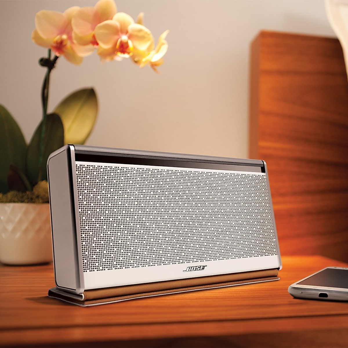 Bose SoundLink Bluetooth Mobile Speaker II - Limited Edition White Leather