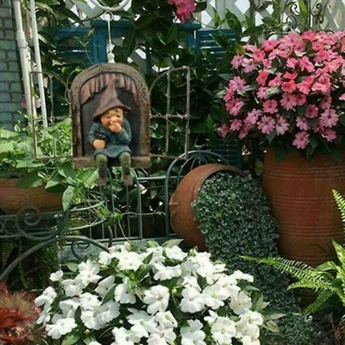 JTZXJJX Elf Out The Door Tree Hugger, Garden Statue Gnome Resin Gnome Figurine, Hanging Garden Gnomes Tree Gnome Decoration for Patio Lawn Ornament (Women)