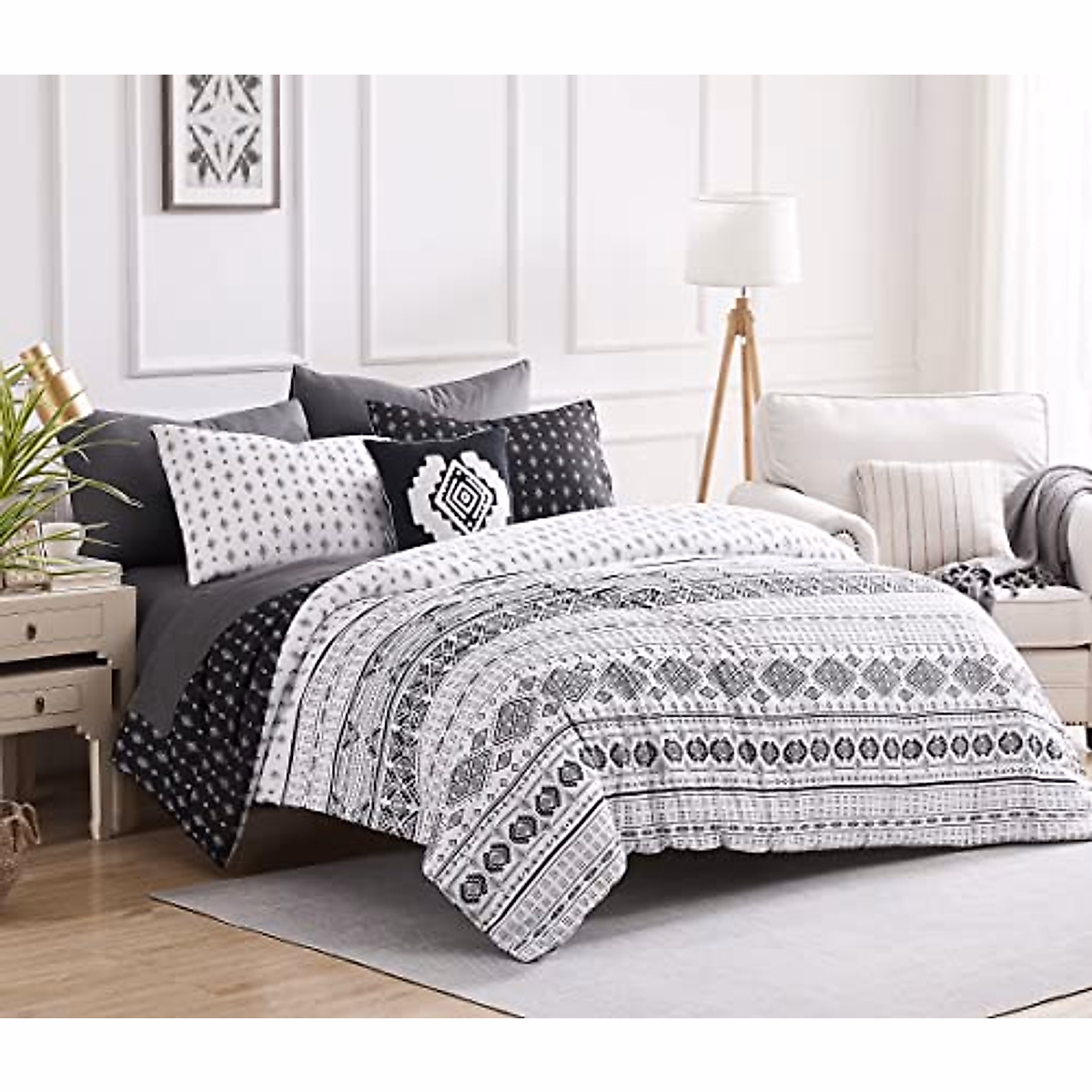 Geniospin Boho Queen Comforter Set, Boho Bed in a Bag 8-Pieces Bedding Set, Reversible Aztec Pattern, Design with Soft Microfiber, Lightweight, Warm and Breathable (White and Black, 90x90 Inches)