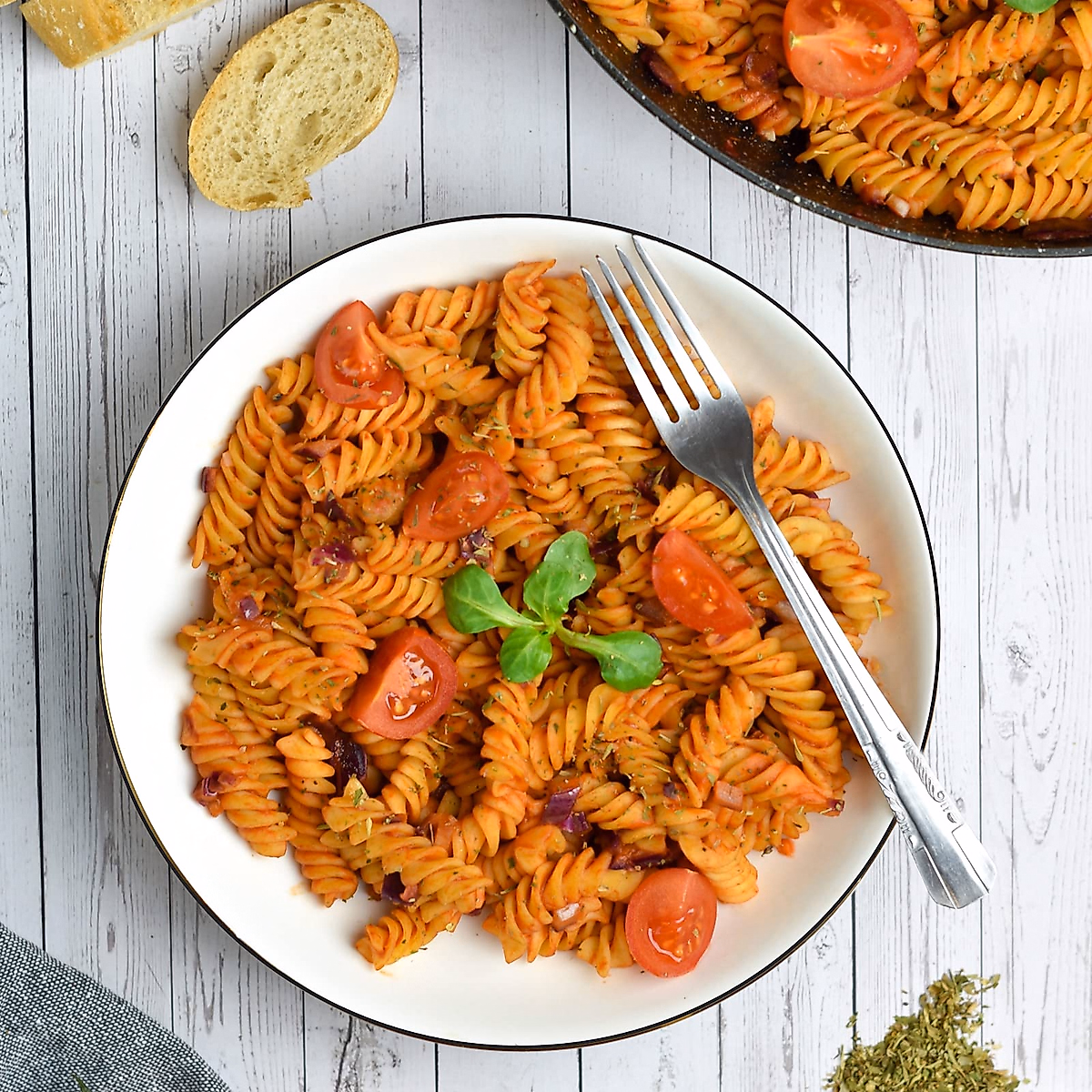 Dicunoy 6 Pack Pasta Plates, 8" Porcelain Salad Bowls, Shallow White Dinner Soup Serving Plate, Spaghetti Dishes with Black Rim for Cereal, Dessert, Snack, Microwave & Dishwasher Safe