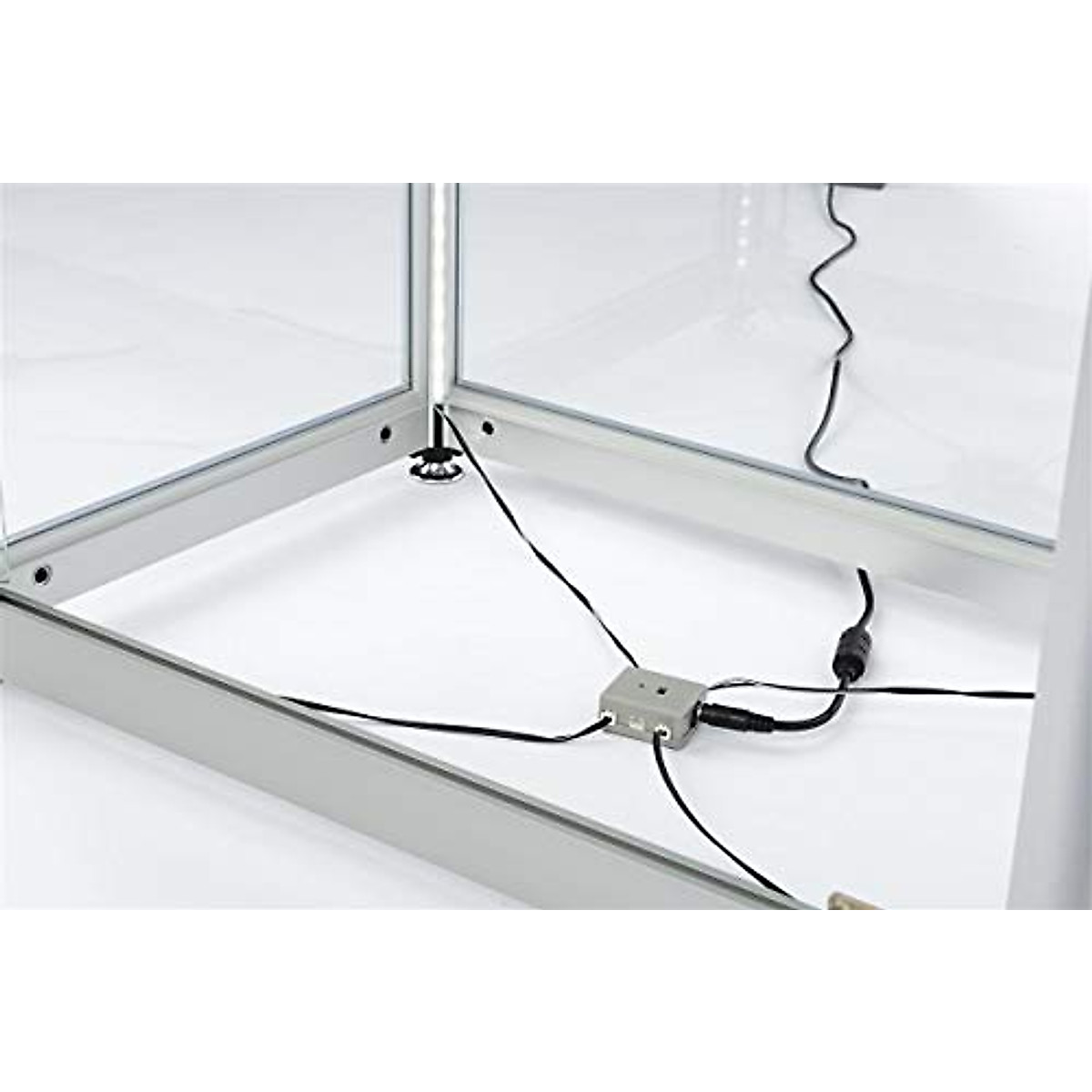 Displays2go Locking Glass Display Case, Illuminated – Silver (DCKDMT24S)