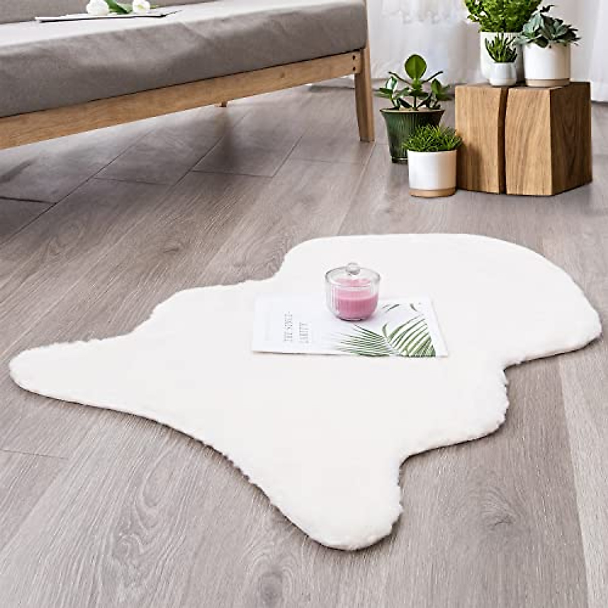 HYSEAS Luxurious Faux Rabbit Fur Rug, 2x3 Feet Faux Fur Area Rug Ultra Soft Fluffy Plush Shaggy Carpet Throw Area Rug for Floor, Sofa, Bedroom, Living Room, Home Decoration, White