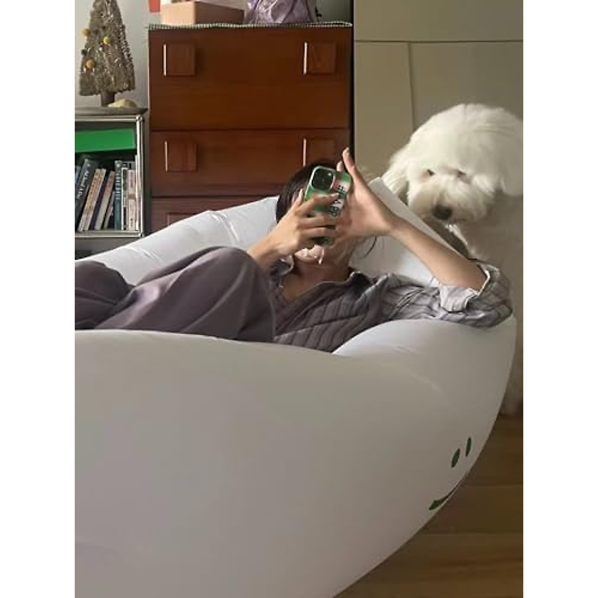 This inflatable sofa has a white design, simple and generous. It can be used for relaxation and outdoor activities such as picnics, camping, etc. (黄色,190 * 70cm)