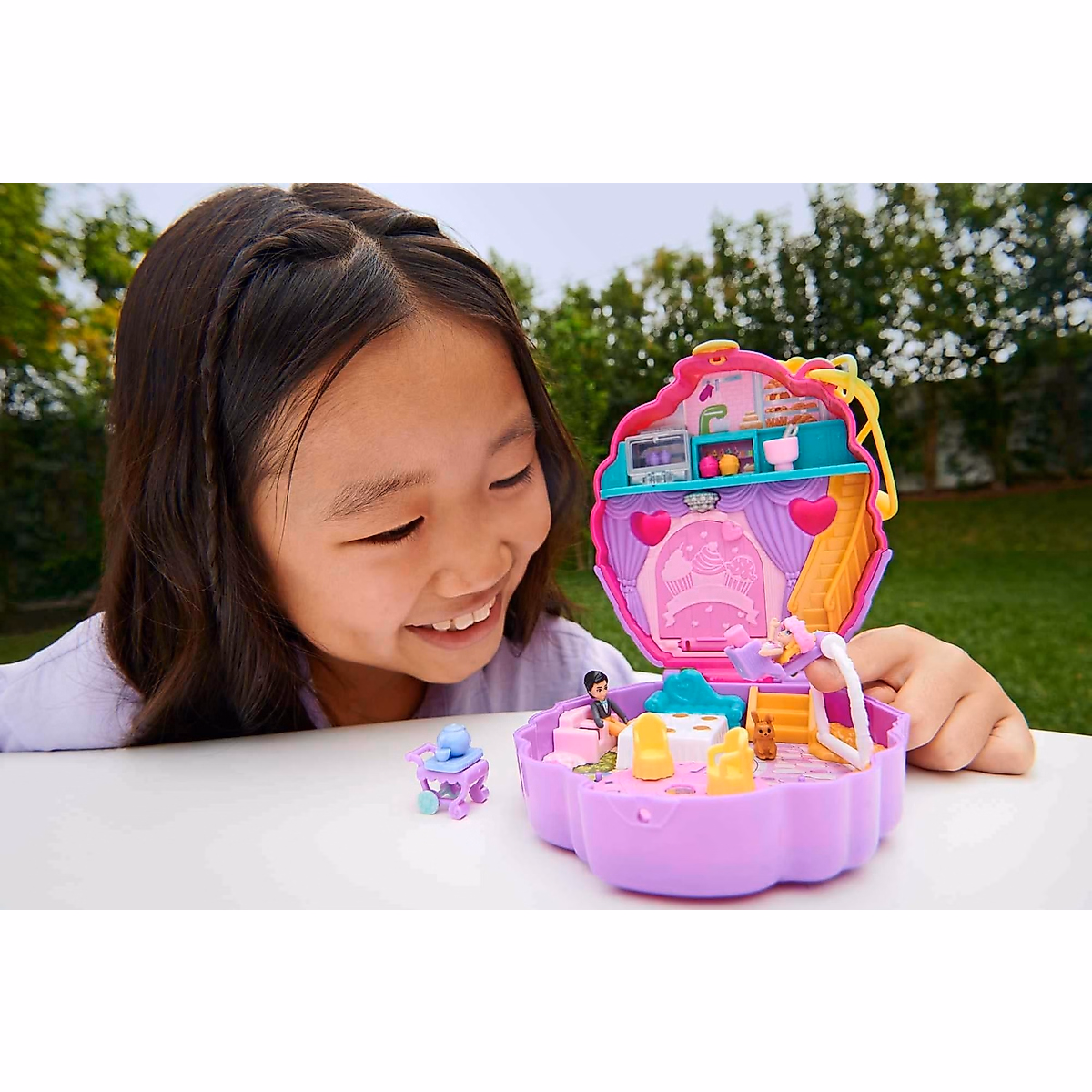 Polly Pocket Compact Playset, Something Sweet Cupcake with 2 Micro Dolls & Accessories, Travel Toys with Surprises