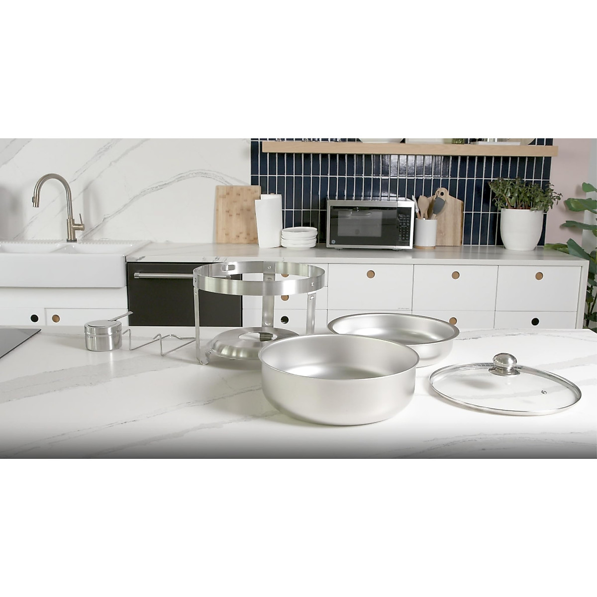 ALPHA LIVING 70012-R Dish Set of 2 – Complete Stainless Steel Chaffe Set with Glass Lids, Chafing Fuel Holder – Elegant and Practical Warmer Trays for Buffet, Wedding, Catering Supplies
