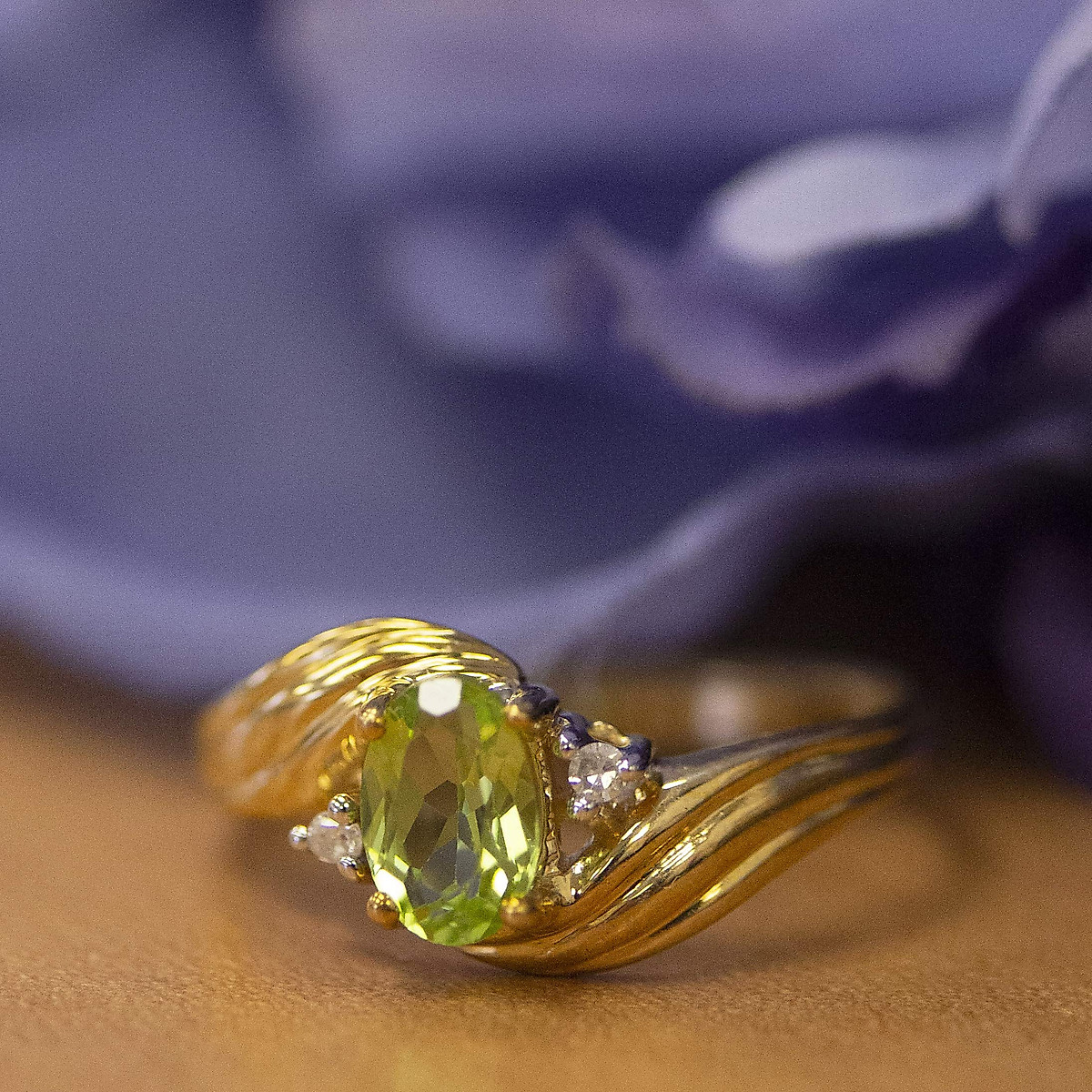 Direct-Jewelry 10k Yellow Gold Oval Peridot And Diamond Ring (Size 7)