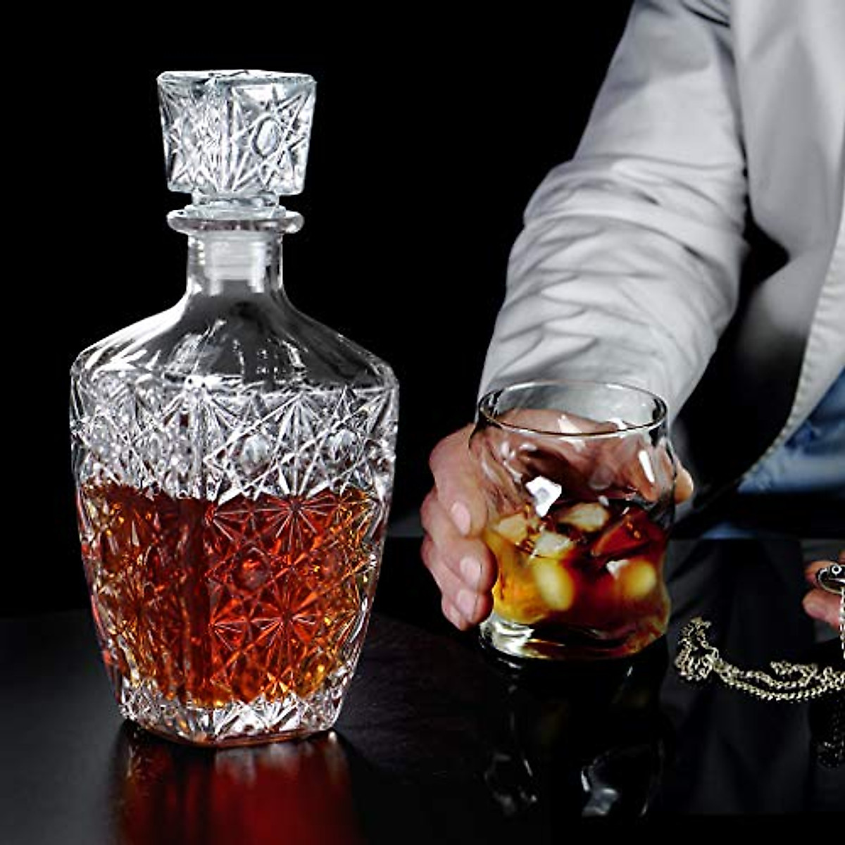 MDLUU Liquor Decanter, Glass Spirits Decanter with Airtight Stopper, Whiskey Vodka Bourbon Decanter Bottle for Gift, Home, Bar, Party Decor, 27oz/800ml (Square)
